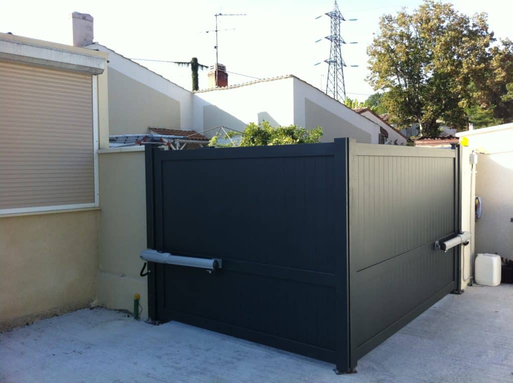 Portail battant en angle avec moteur à Lyon > Menuiserie-plus